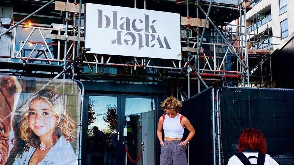 Makenzy Beard, 15, of Swansea, has solo art show in Cardiff - BBC News