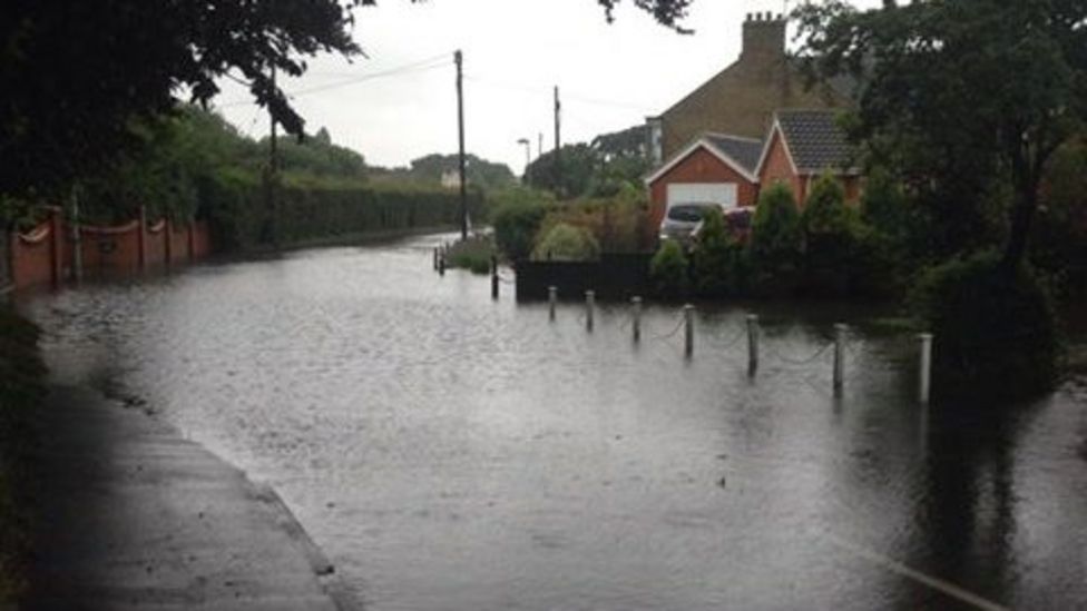 Lowestoft flooding: Aldwyck Way residents clear up - BBC News