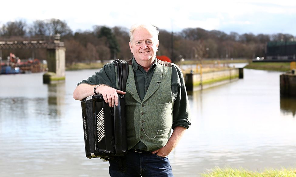 Musician Phil Cunningham reunited with mother's lost wedding ring - BBC ...