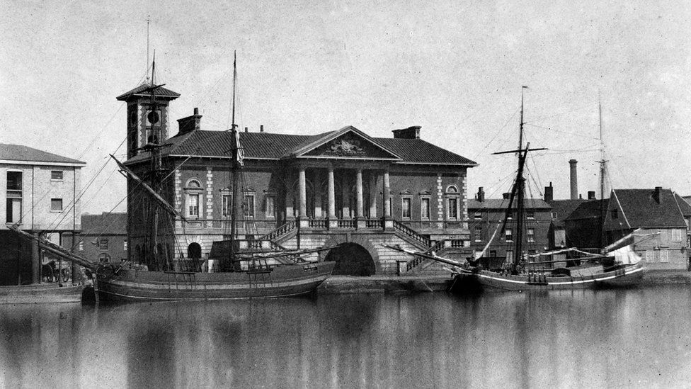 Ipswich docks: Historical photographic archive put online - BBC News