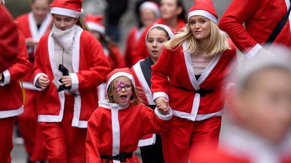 Thousands take part in Glasgow Santa Dash - BBC News