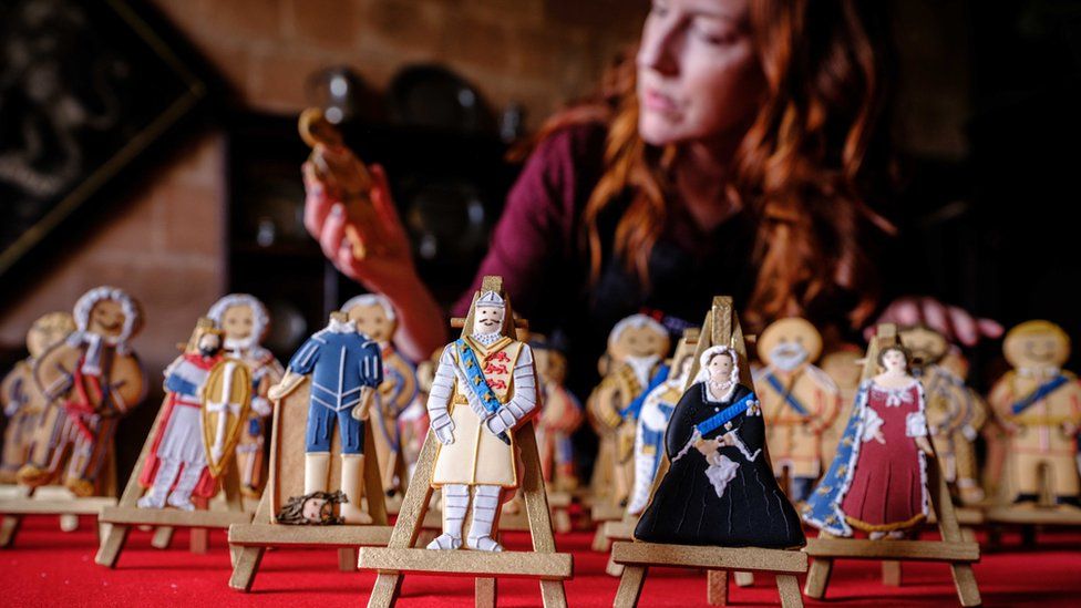 Platinum Jubilee: Gingerbread monarchs get castle display - BBC News