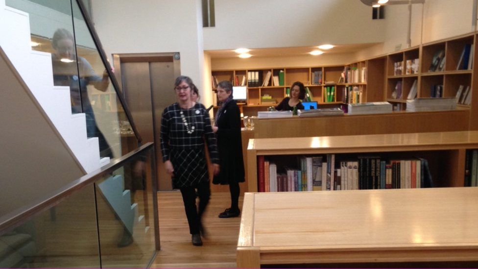 Scottish Poetry Library reopens after £500,000 revamp - BBC News