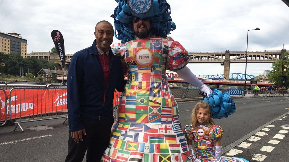 Great North Run 2016: Mo Farah wins third time in a row - BBC News