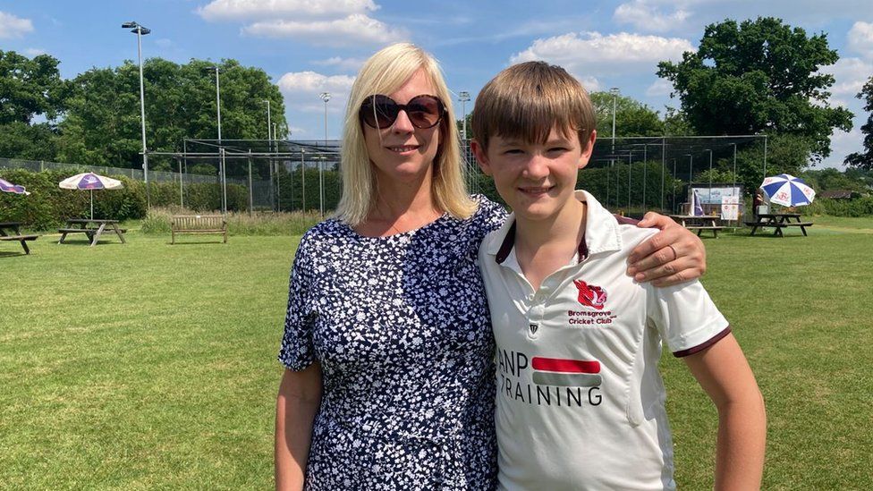 Young cricketer bowls a double hat-trick in a single over - BBC News