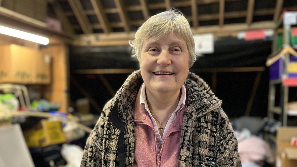 Jersey sponsor helps homeless Romanian mother - BBC News