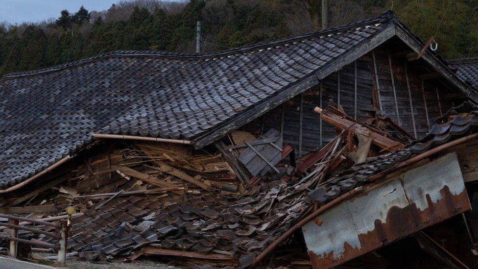 Japan earthquake: 1,000 rescuers search for people - BBC Newsround