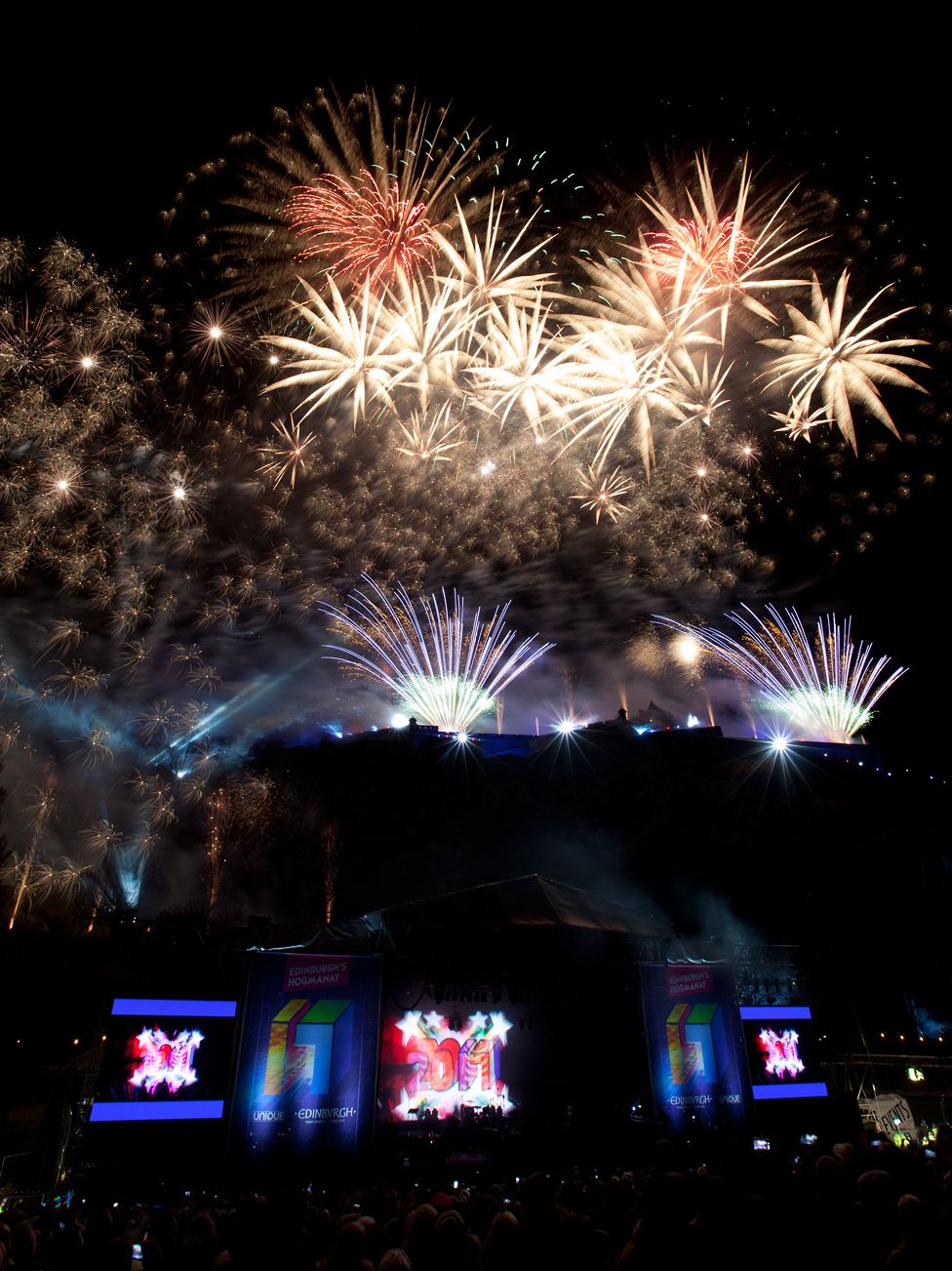 Edinburgh fireworks bring in the new year in spectacular style - BBC News