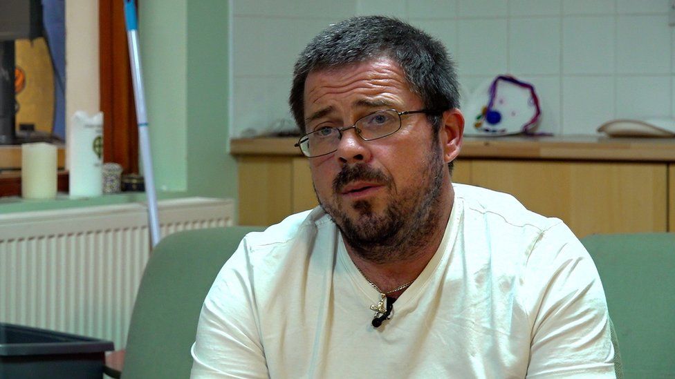 Sut mae'r argyfwng costau byw yn taro cymuned Penrhys? - BBC Cymru Fyw