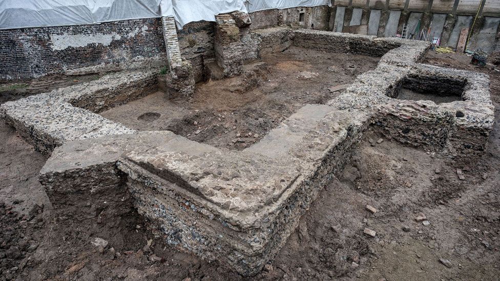 'Oldest library in Germany' unearthed by Cologne archaeologist - BBC News