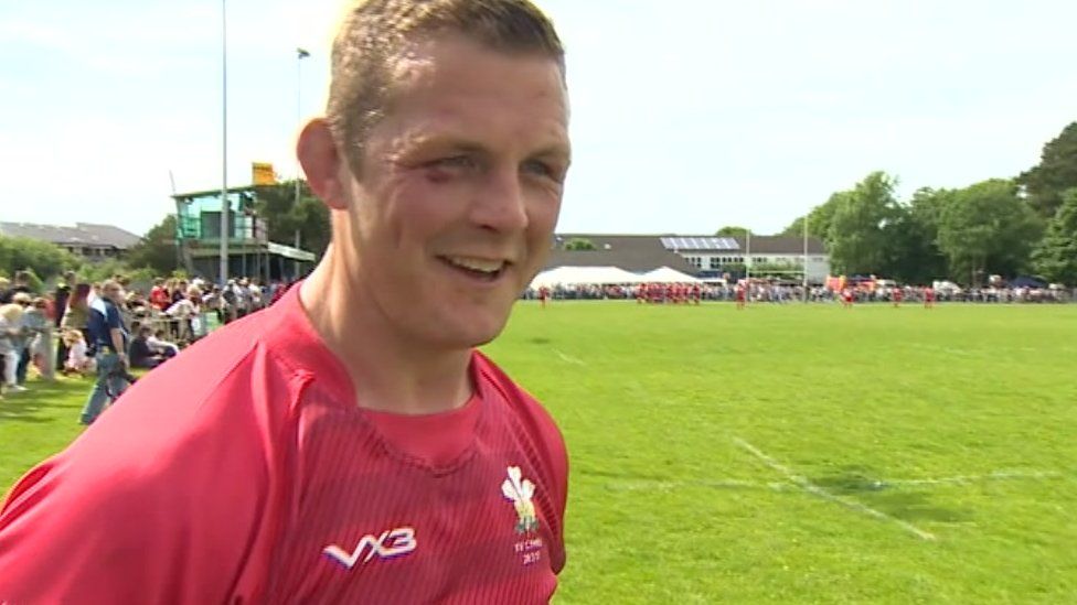 4,000 attend charity rugby match for Eifion Gwynne - BBC News