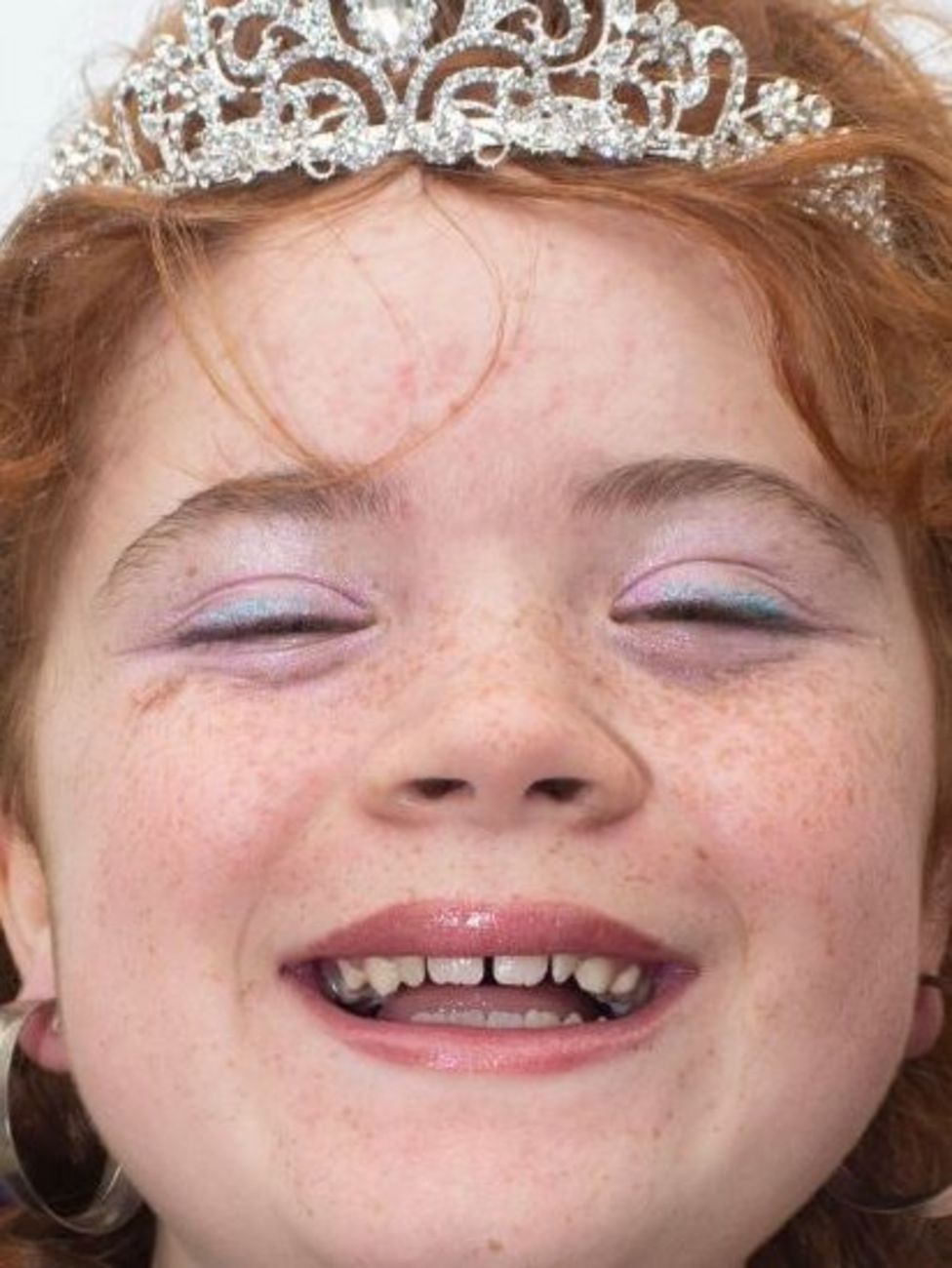 Photographer says she shows reality for young Cornish women - BBC News