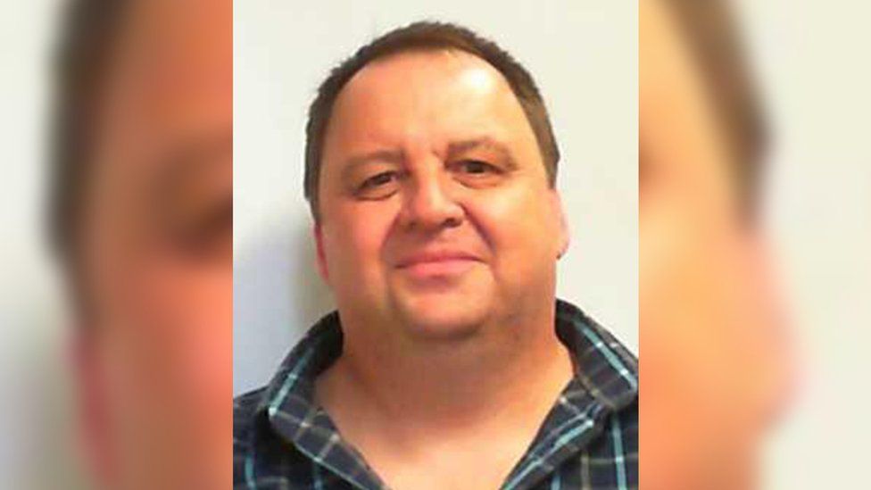 Child sex offences Wakefield councillor 'should quit' - BBC News