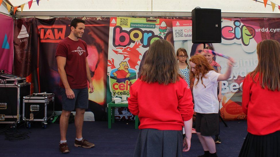 Lluniau'r Urdd: Dydd Mawrth // Tuesday at the Urdd - BBC Cymru Fyw