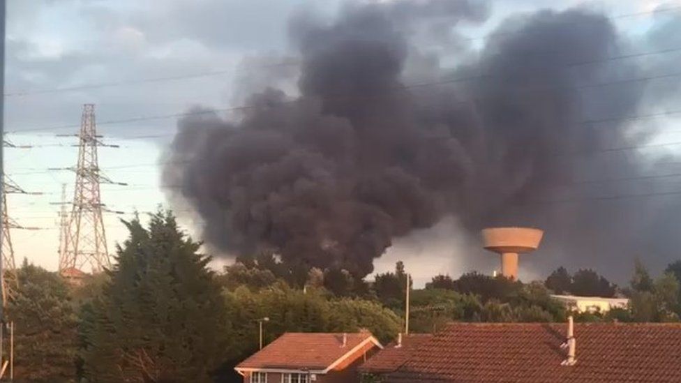 Firefighters tackle huge blaze at a scrapyard in Poole - BBC News