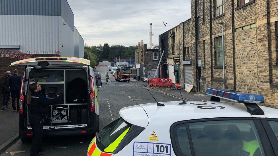 Bradford: Fire crews tackle Buck Street building blaze - BBC News