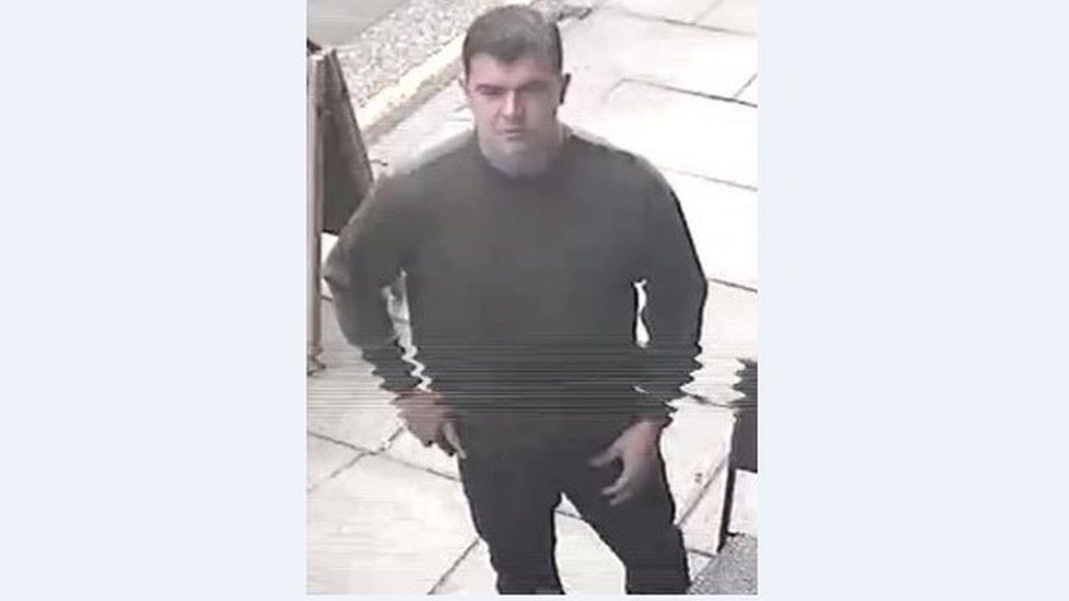 CCTV image issued over attack on two men in Edinburgh - BBC News