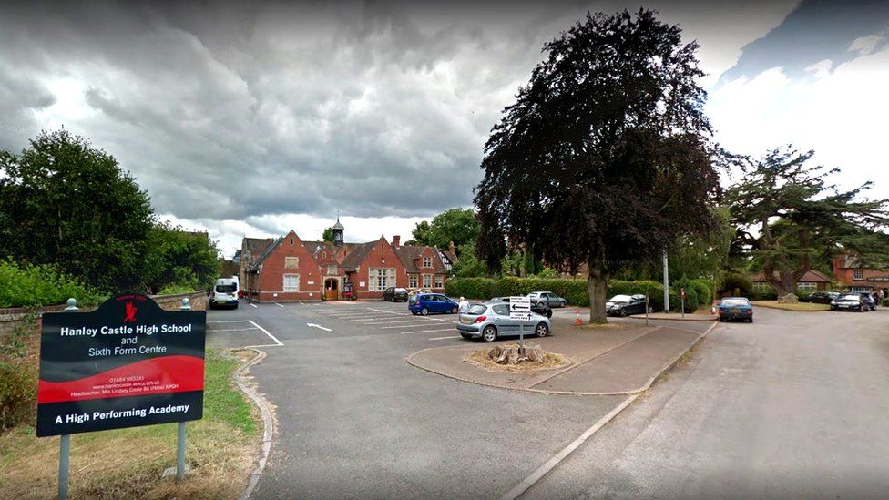 Worcestershire school shelves £40 textbook charge plan - BBC News