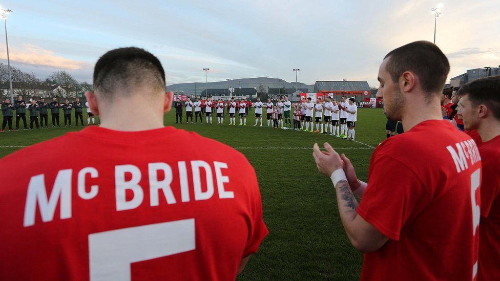 Tributes to captain Ryan McBride at Derry City match - BBC News