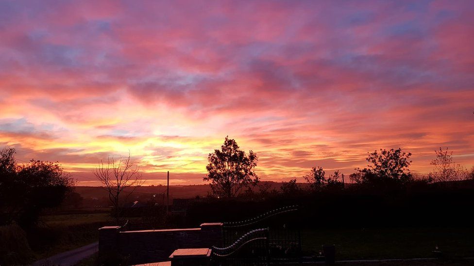 Lluniau: Machlud haul dros Gymru - BBC Cymru Fyw