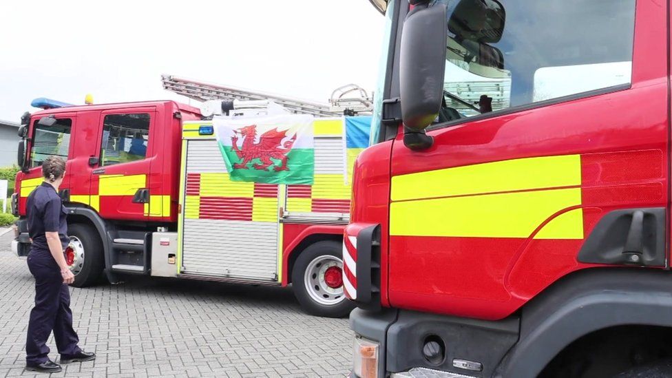 Wyth injan dân ar y ffordd i Wcráin o dde Cymru - BBC Cymru Fyw