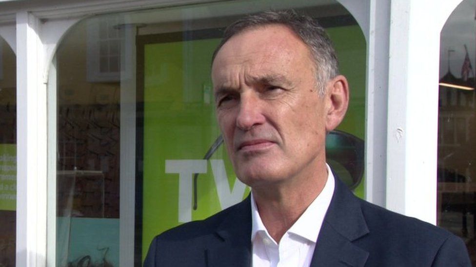 'Diolch am y prawf rheolaidd a achubodd fy ngolwg' - BBC Cymru Fyw