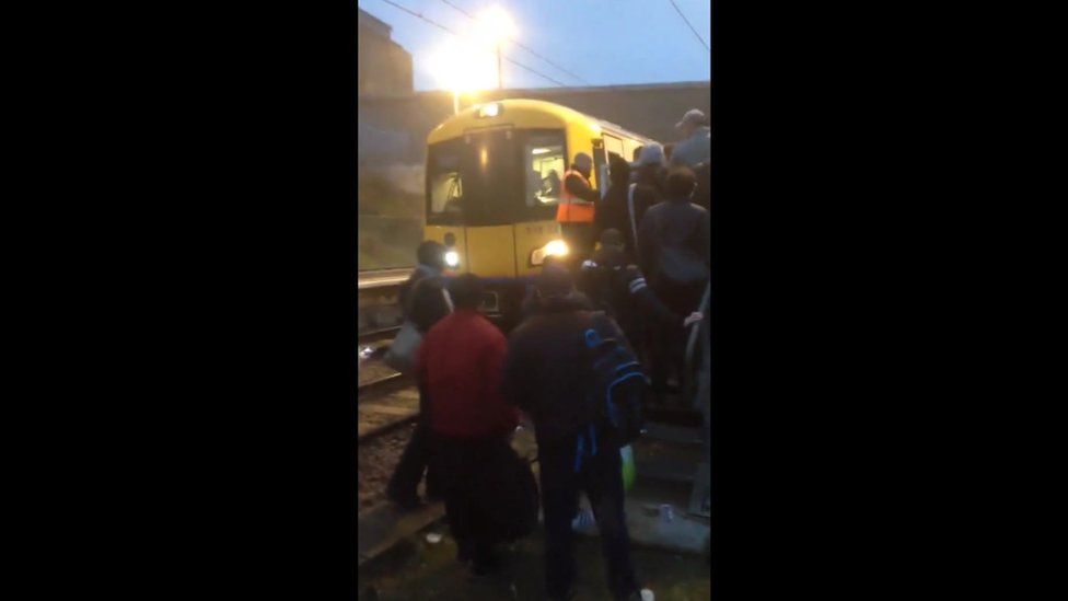Dalston Kingsland train evacuated over smoking battery pack - BBC News