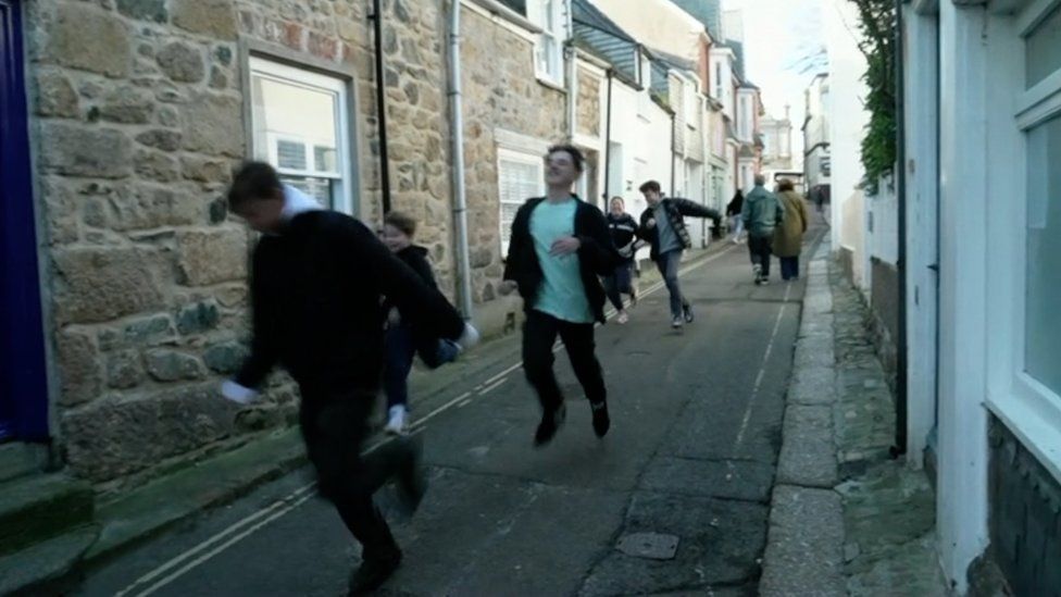 St Ives: Hurling the Silver Ball tradition kept alive - BBC News