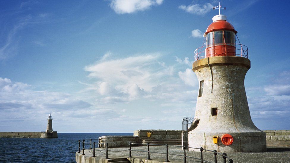 Covid-19: Tynemouth and South Shields piers reopen to public - BBC News
