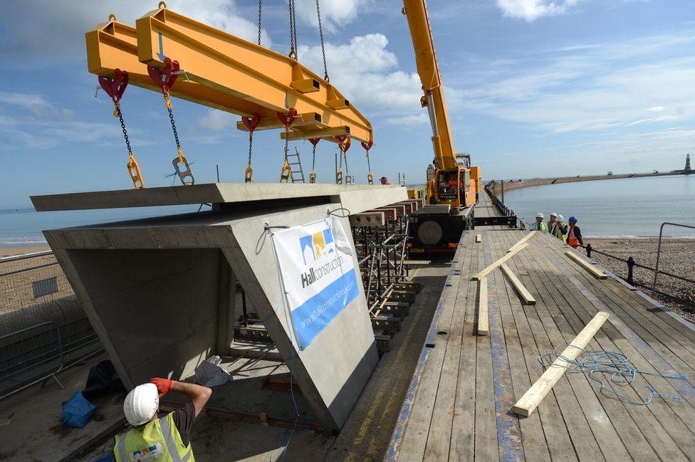 Roker Pier tunnel entrance lowered into place - BBC News