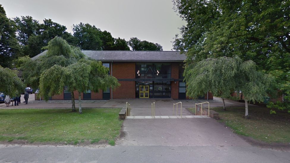 Cardington Hangar Studios rigger died after 31ft fall - BBC News