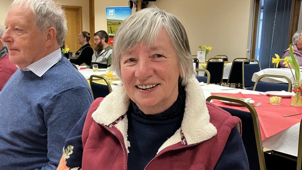 Ysbryd y diwydiant amaeth yn 'is nag erioed' yng Nghymru - BBC Cymru Fyw