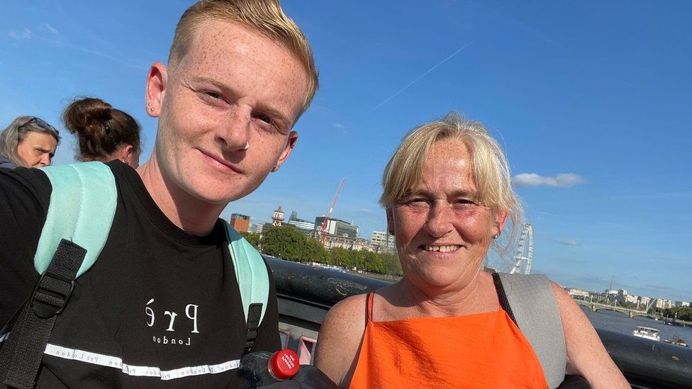 Coldstream Guardsman hid water from Queen under bearskin - BBC News