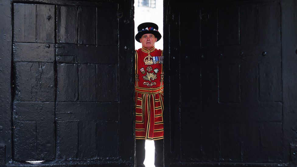 Coronavirus: Tower of London Beefeaters face job cuts due to pandemic ...