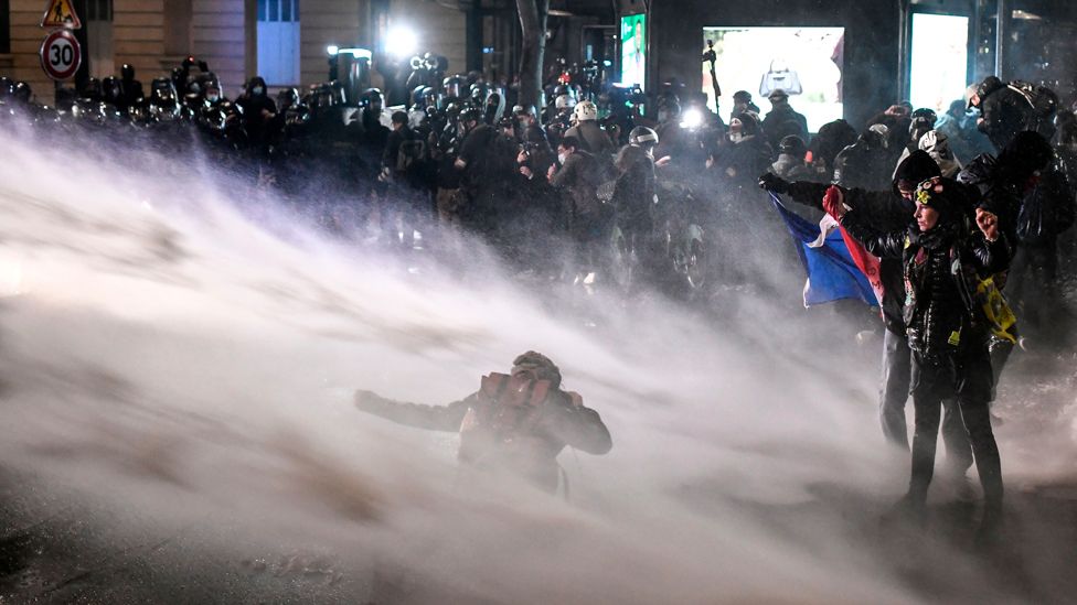 Week in pictures: 21-27 November 2020 - BBC News