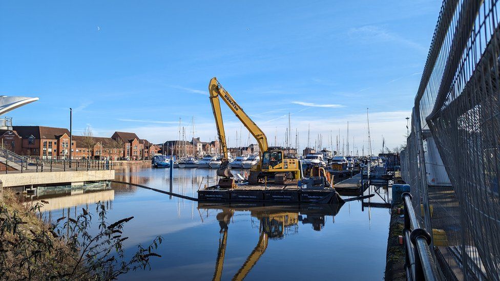Spurn lightship: Work starts on Hull marina berth - BBC News
