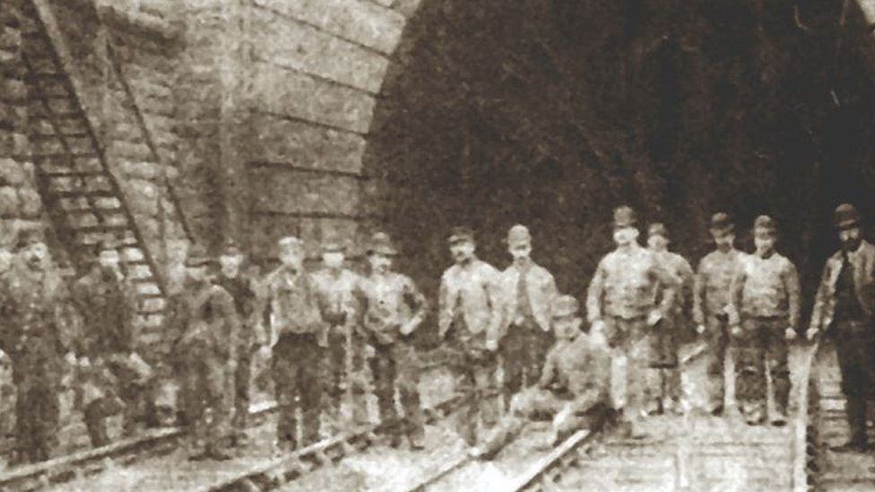 Otley remembers railway navvies at monument to their work - BBC News