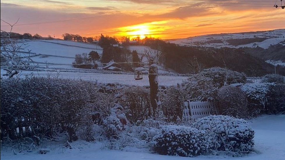 Yorkshire snow: Weather warning as first winter fall coats counties ...