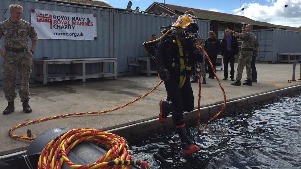 Royal Navy divers in underwater marathon challenge - BBC News