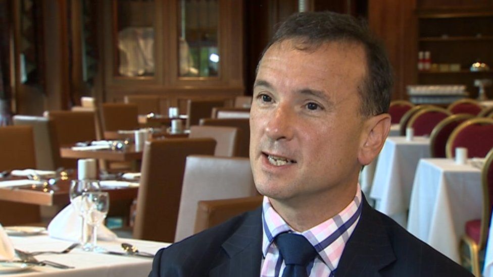 Welsh Secretary's no-deal Brexit vote ludicrous says Tory MP - BBC News
