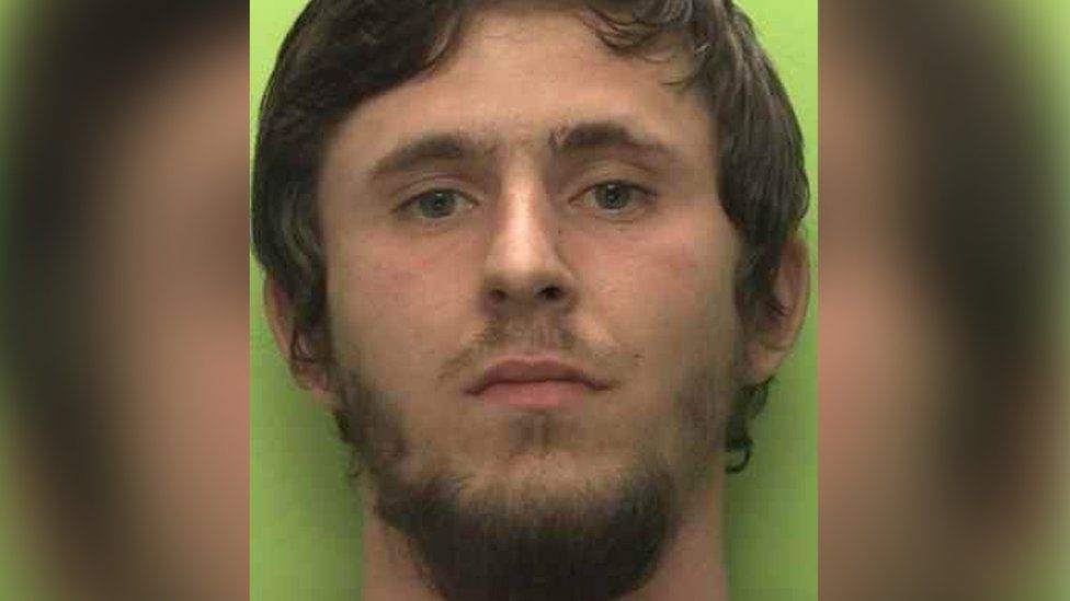 Nottingham: Man threatened victims with scissors and padlock - BBC News