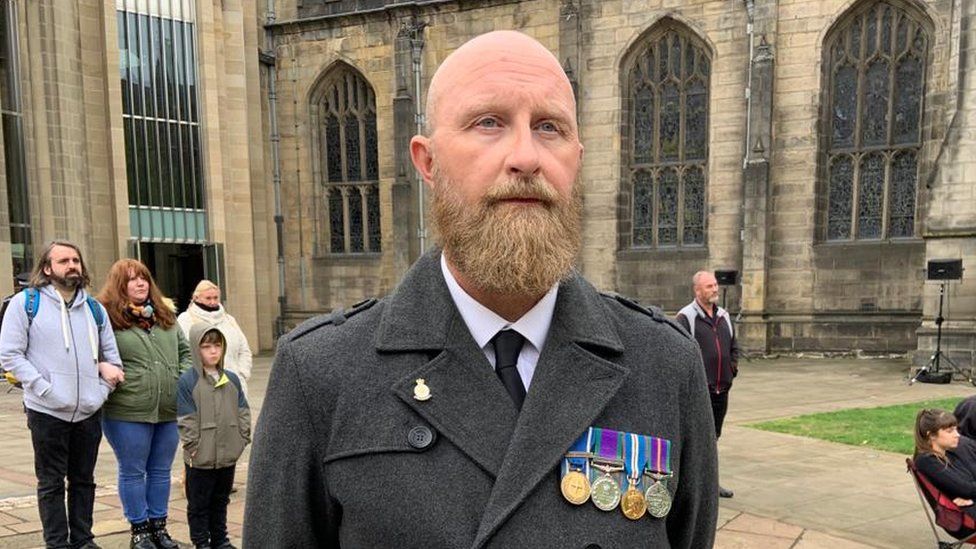 Queen's funeral: Crowds gather in Sheffield to watch ceremony - BBC News