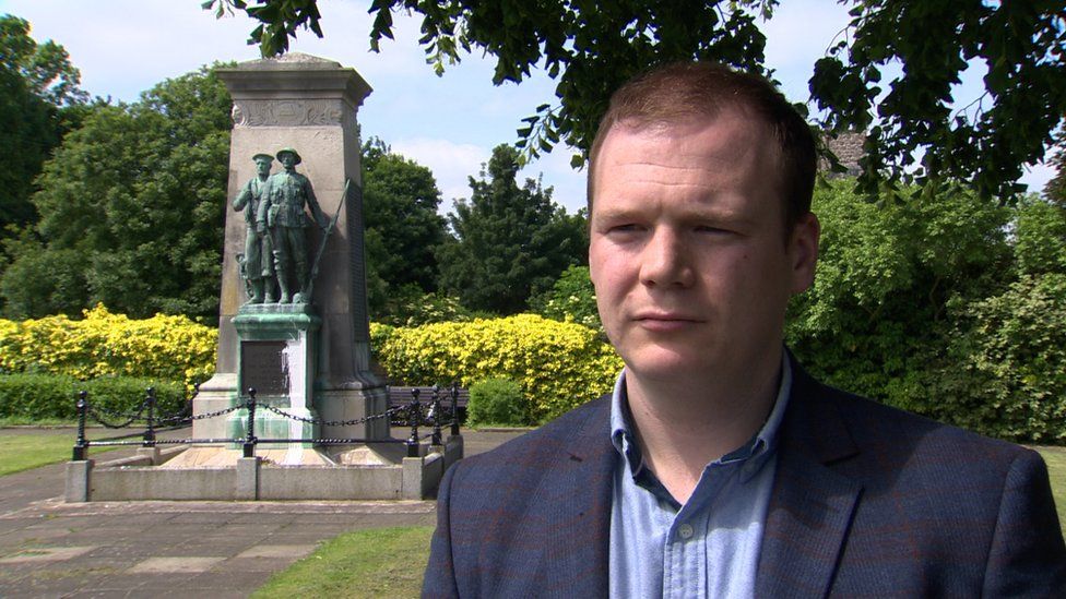 Larne: Paint thrown over war memorial in town - BBC News