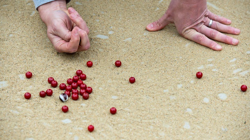 Marbles world championships held at Sussex pub - BBC News