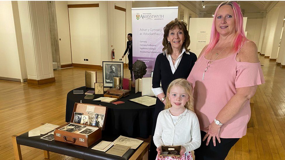 Wyres Gwenallt yn canfod 'trysorau' wrth glirio'r tŷ - BBC Cymru Fyw