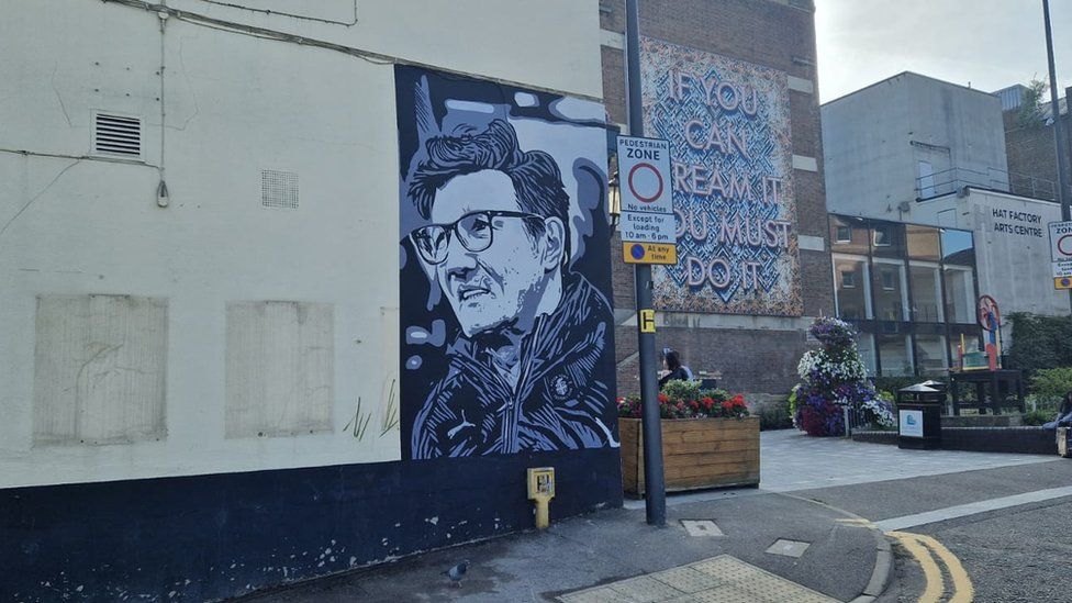 Luton Town legend Mick Harford visits new pub wall mural - BBC News