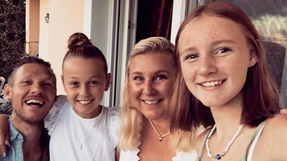 Riseley artist, 11, 'overwhelmed' with house drawing requests - BBC News