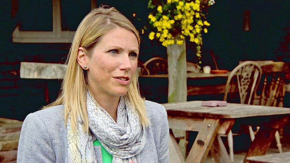 Restaurants urged to serve us less food - BBC News