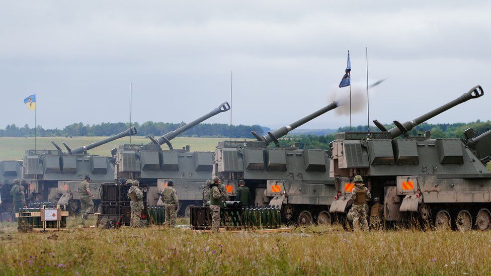 Ukrainians trained to become weapons instructors - BBC News