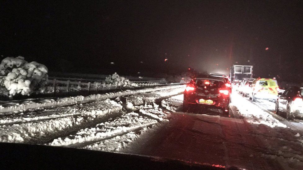 UK snow: Up to 100 cars stuck on Bodmin Moor road - BBC News